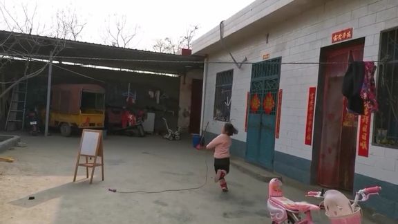 新型冠状病毒情况下,宝贝在家自娱自乐特别搞笑,能放松一下心情