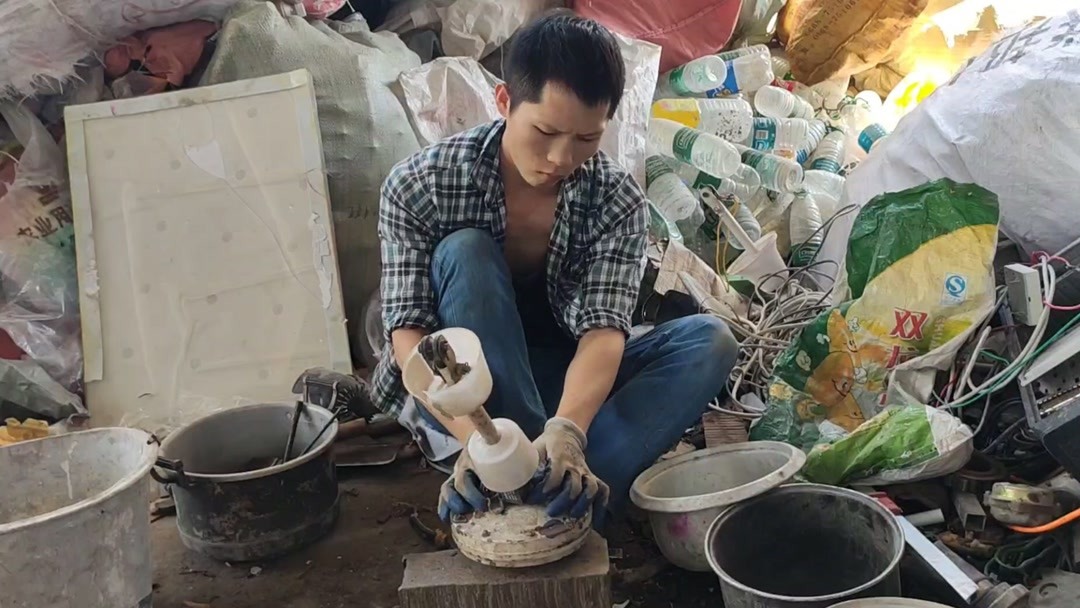 看!小伙子怎样快速把吊扇里面铜拆出来