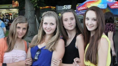 中国小伙在俄罗斯旅游,没想到被当地美女围观,还不让他走