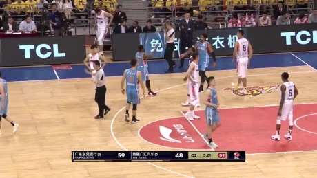 三,1-1,阻挡犯规-用肩顶开进攻队员