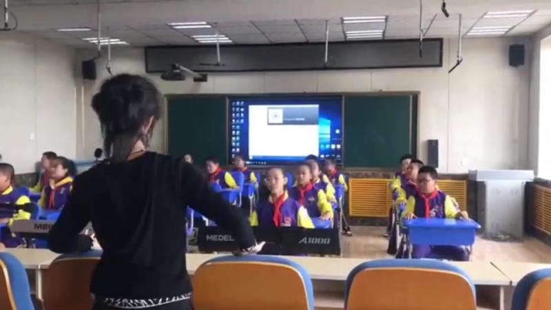 这样的课间你会喜欢吗?老师教手势舞《精忠报国》