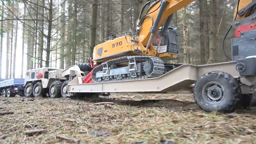 行走在森林里的RC模型! #挖掘机 #森林 #rc #伐木