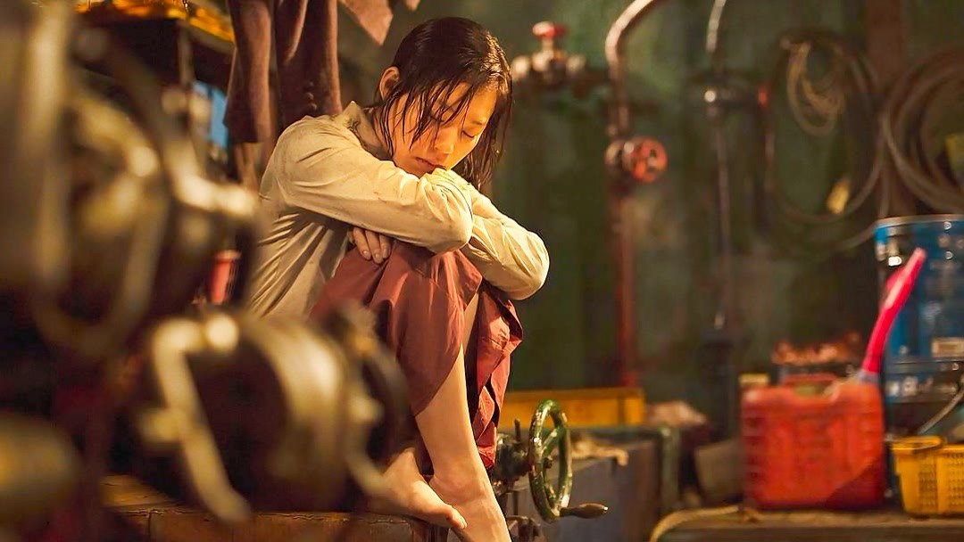 一船偷渡者在海上被杀,面对唯一幸存的女人,男人们开始不安分了