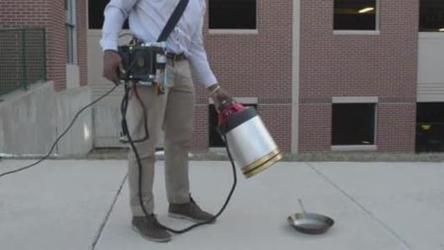 这灭火器太厉害了,用声音就能灭火!