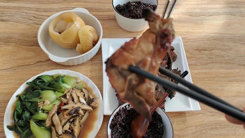 全职妈妈把做饭当成乐趣,蒸梨轻松解决闺女的秋冬咳嗽
