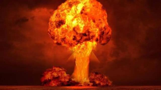 中国第一颗核弹研制成功,为何此国反应如此奇怪?真相让人觉得好笑