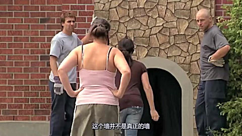 现实版“任意门”?小男孩冲向墙壁却突然消失,目睹一切的路人慌了