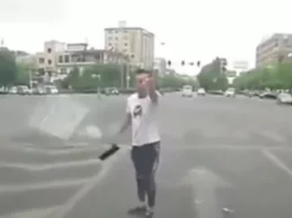路怒症真可怕,闯红灯还这么嚣张,真以为司机不敢踩油门呢?