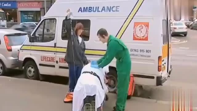 救护人员现场救治病人,只是这救治的方式真是让人不敢恭维