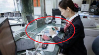 为什么银行员工总要帮你开通手机银行?没想到还藏着这么多秘密!