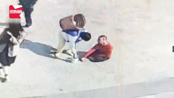 愤怒!残疾人街头乞讨,大妈竟伸手抓起钱撒腿就跑