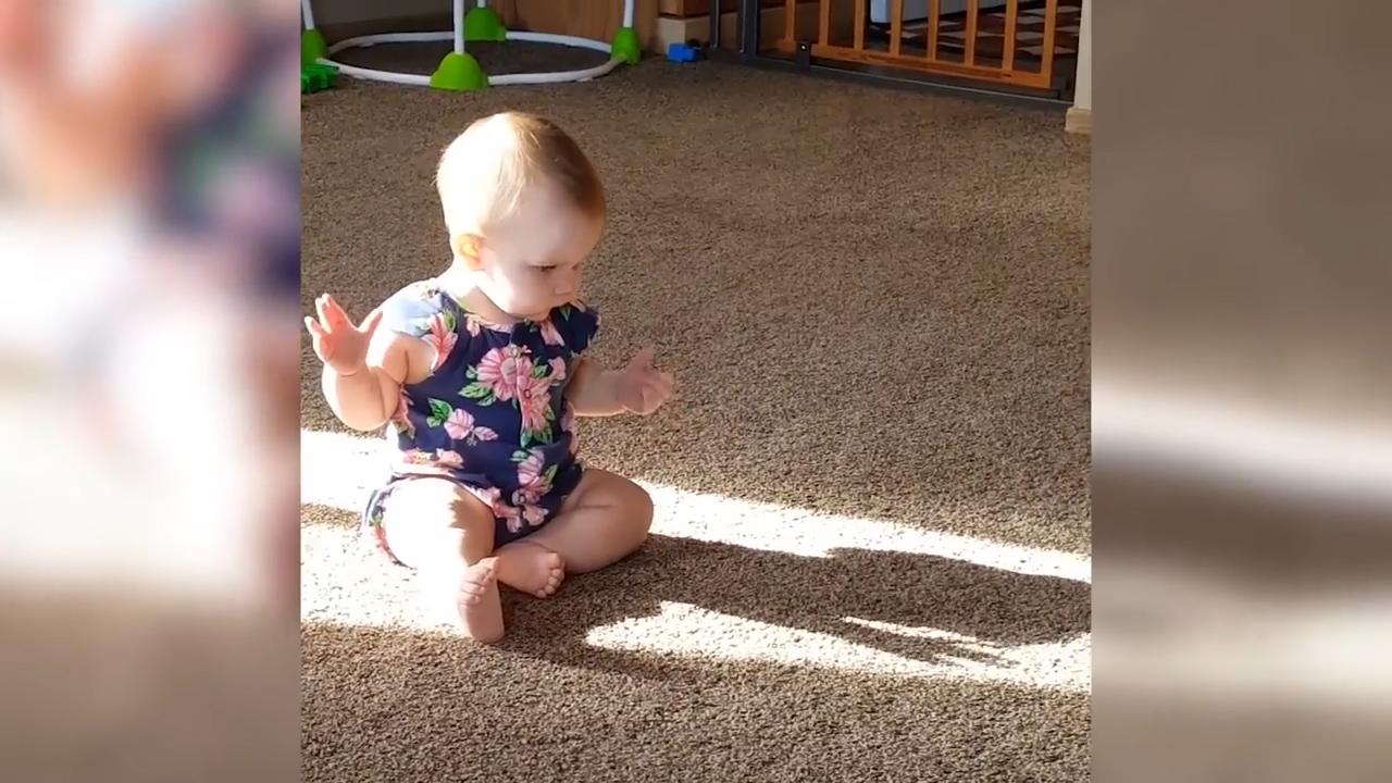 妈妈用手的影子去挠宝宝的脚心,接下来宝宝的反应太可爱了