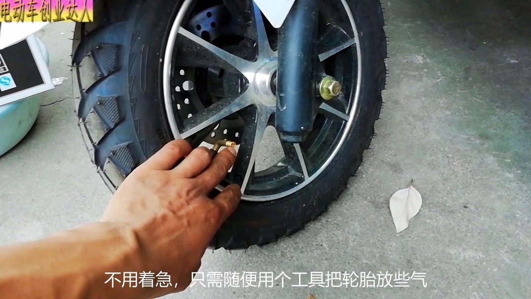 电动车骑行老是前轮抖动,师傅用了这个方法,自己在家也能搞定