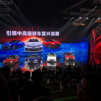 #2017广州车展# 作为一款换代车型,全新凯美瑞在设计风格上面变得...