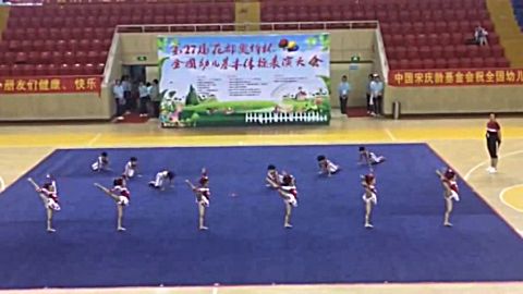 幼儿园托班模仿操 基本体操表演_0