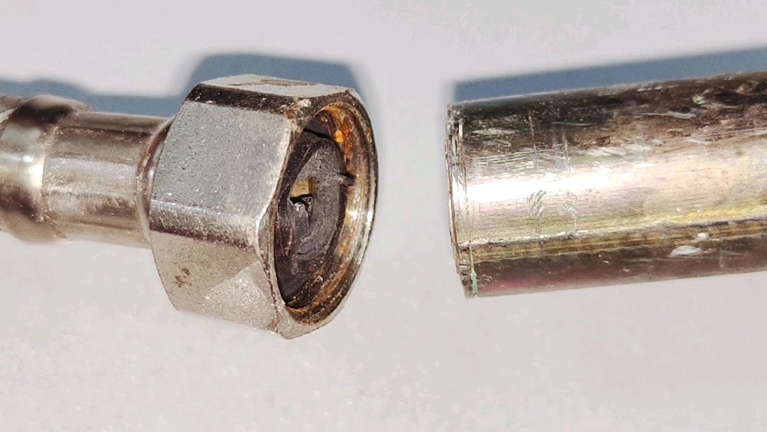 铁皮管没有螺纹,怎么接入不锈钢软管?教你做个螺纹,快速接一起