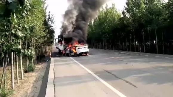 「992|实拍」衡水:轿车逆行撞货车剧烈燃烧,司机没出来(附视频)