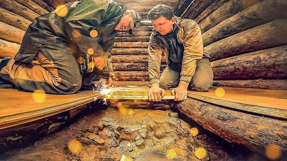 在森林修建木头房子,最后用泥巴青苔掩盖,成品简直太温熙了