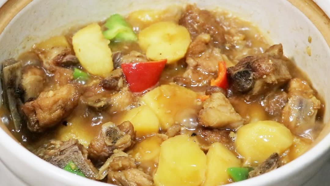 土豆炖排骨这样做最好吃，排骨软烂入味，土豆绵软比排骨还好吃