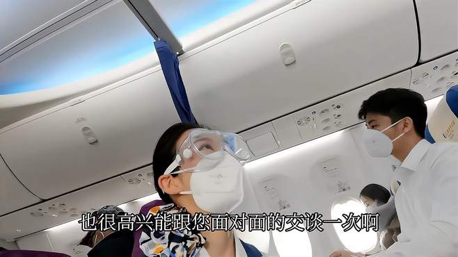 白金卡大叔坐飞机,空姐是大叔粉丝,盼望大叔已久,跪式热情服务