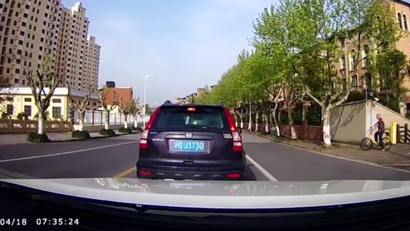 电动车小情侣遇上这种小轿车,为了不被撞到简直用尽了手段