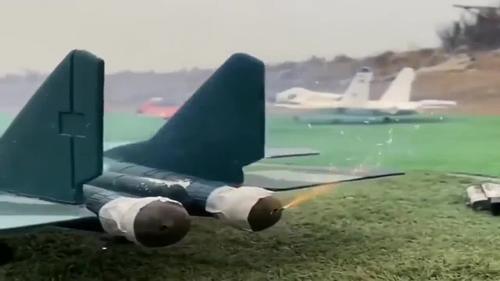 这航模飞机真牛,还是喷气式的,估计只有广东土豪玩得起!