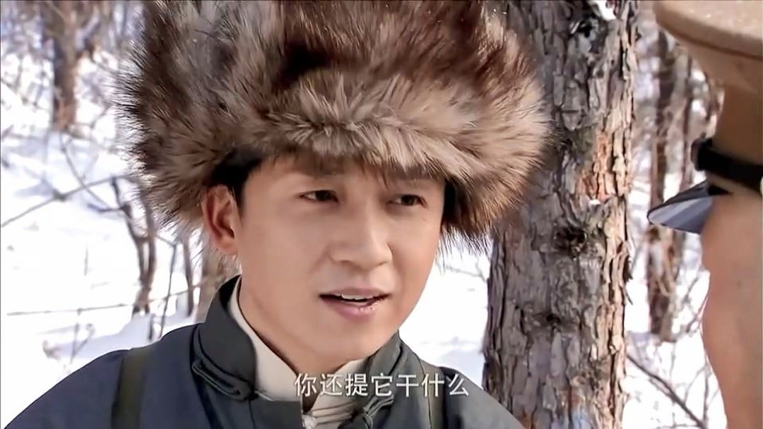 山里红:组织在山里会合,知道山下的情况后,准备实施秘密计划