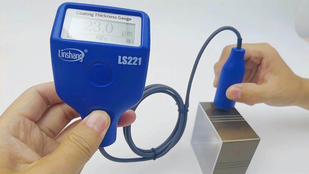 涂层测厚仪实测:LS221测量阳光房铝合金中立柱表面的电泳漆涂层