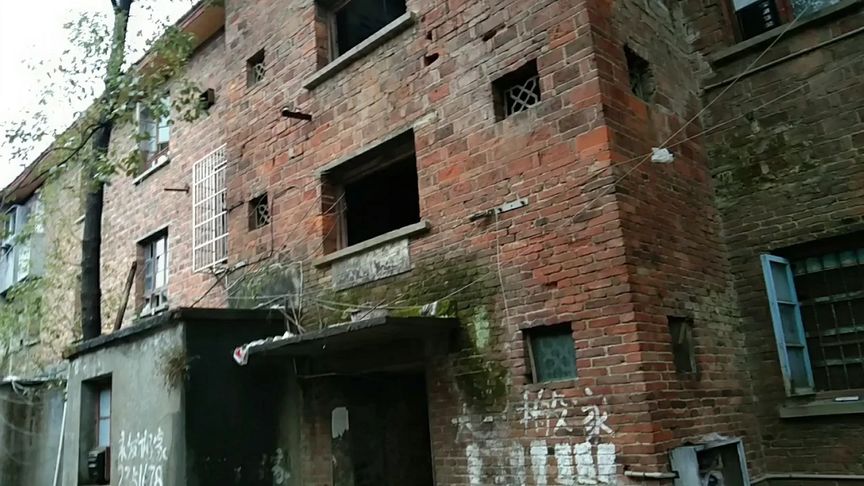 破旧的房子只有我们这些在来打工的租住了,房主都搬外面去了