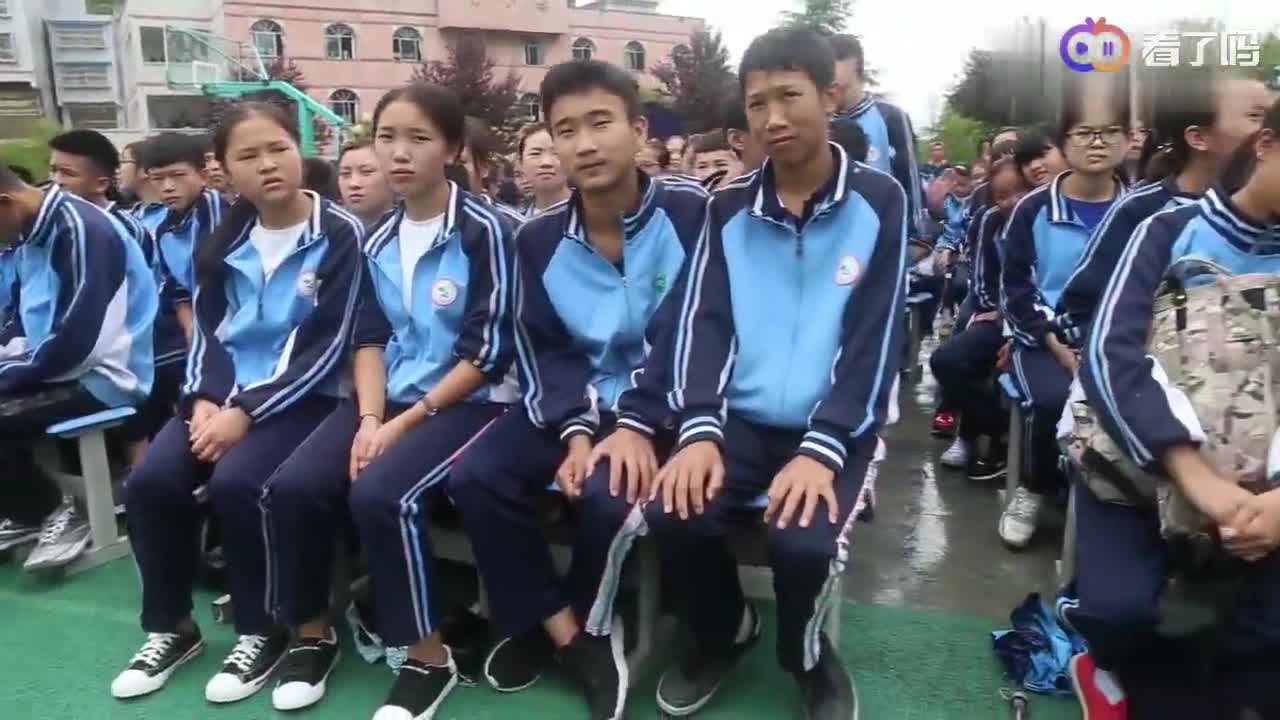 航拍贵州山盆中学,举办新意的毕业晚会,初三学生的创意惊人