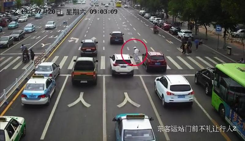 行人通过人行横道应当注意观察