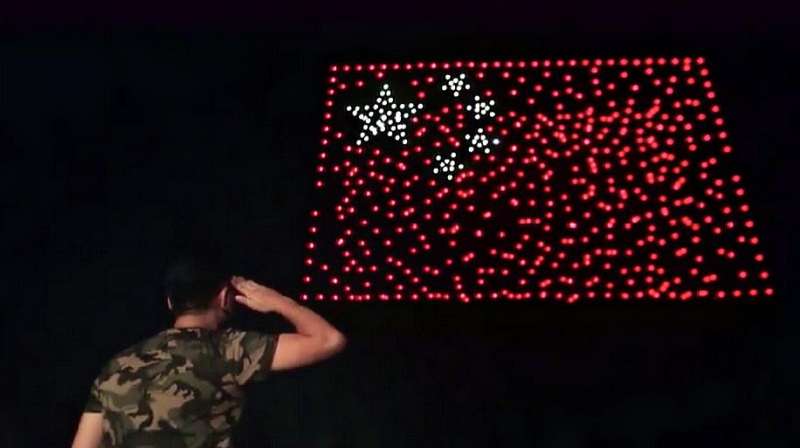 夜空中最亮的星!700架无人机点亮五星红旗