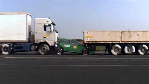 汽车实验:卡车高速行驶碰撞小汽车,镜头记录石头碰鸡蛋!