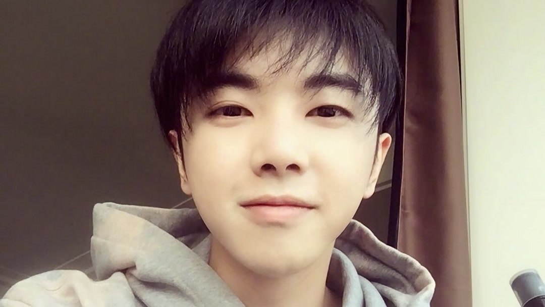 华晨宇“色诱”粉丝失败 气急败坏怒删微博——早班机