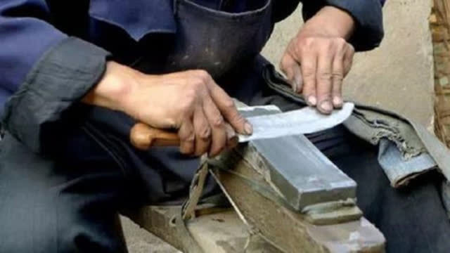 今天才知道,磨菜刀这么简单,不用买磨刀石,磨完的菜刀削纸如泥
