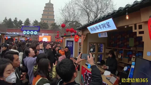 西安街头这位小姐姐的拇指琴弹得很不错