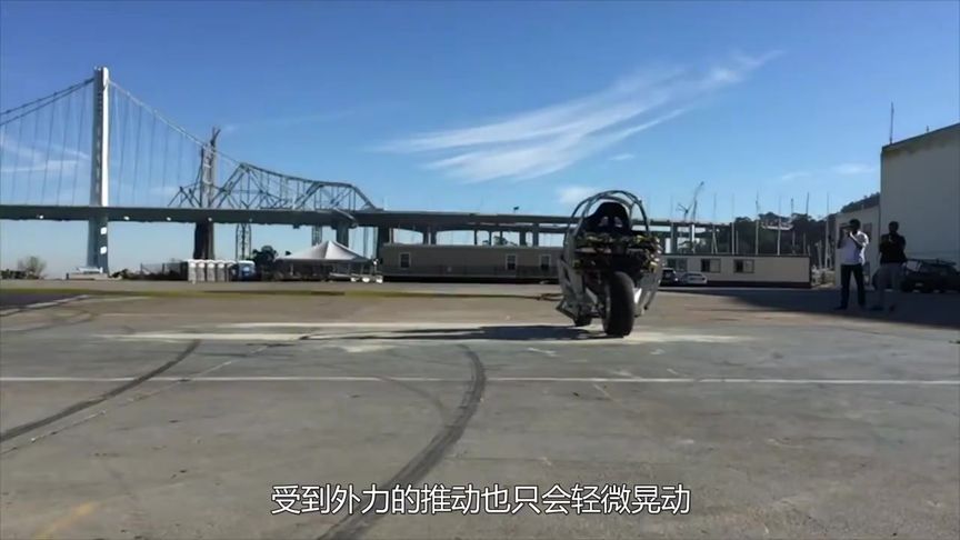 神奇的不倒翁电动车,被车撞都不会倒,堪称最安全的电动车