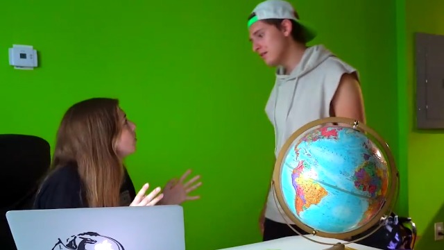 如果台风登陆会怎么样?妹妹看了视频,居然躲在了床底下