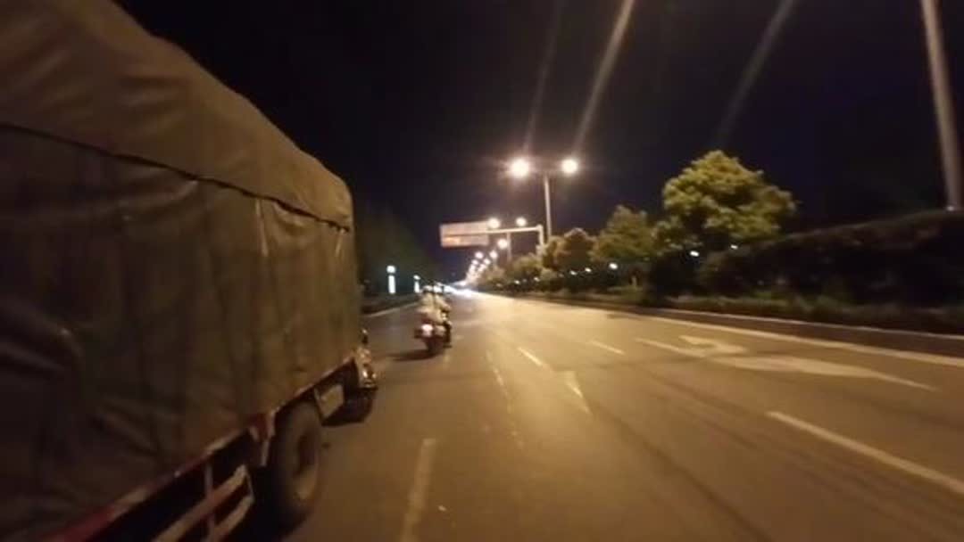 红灯路口换离合器片,交警叔叔给我们保驾护航,谢谢您交警叔叔