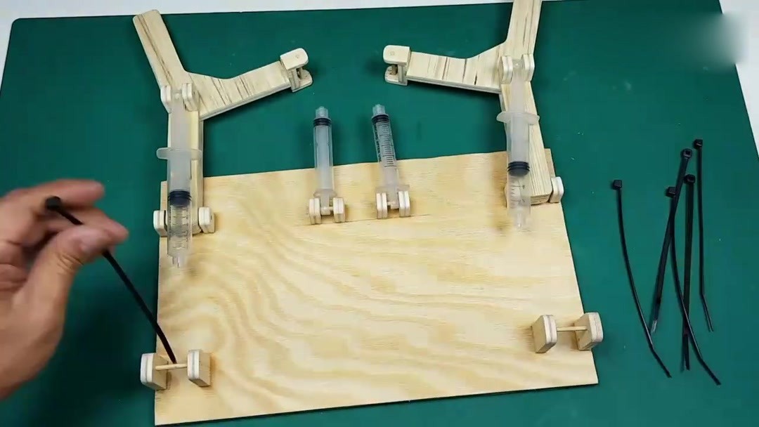 针筒、木板制作液压操纵杆,原理简单,真是太有才了