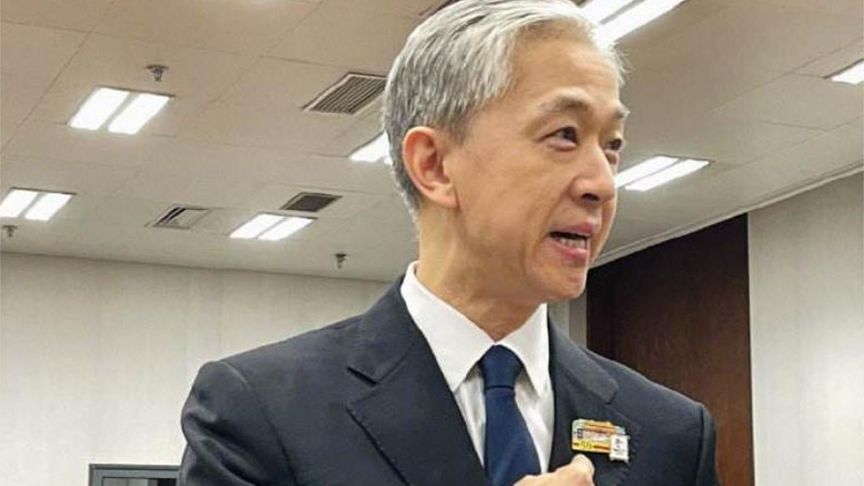 冬奥会要来啦,北京启动倒计时,外交部汪文斌特地买块徽章