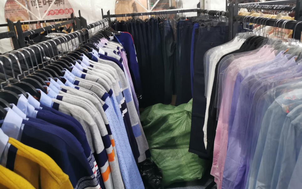 年底了,这服装老板库存压力太大,竟然羽绒服99一件出售亏本卖