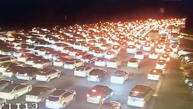 返程高峰!高速收费站堵成停车场