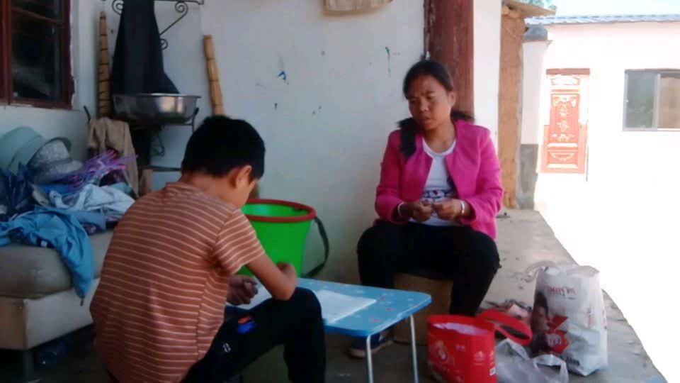 边做家务边教孩子做作业的妈妈在家是怎么做美食的