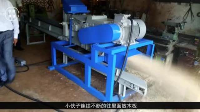 小伙将模板放进粉碎机里,这声音让我感觉头皮发麻