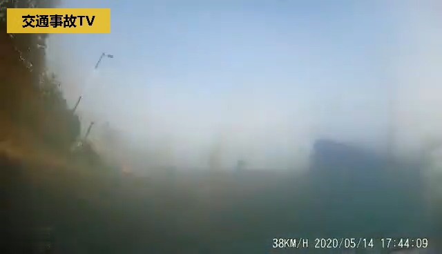 【交通事故】没有红绿灯的十字路口,视频车被撞