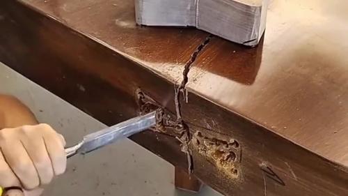 木工师傅收2000块手工费,现场修复实木桌子,所有裂痕全都看不到