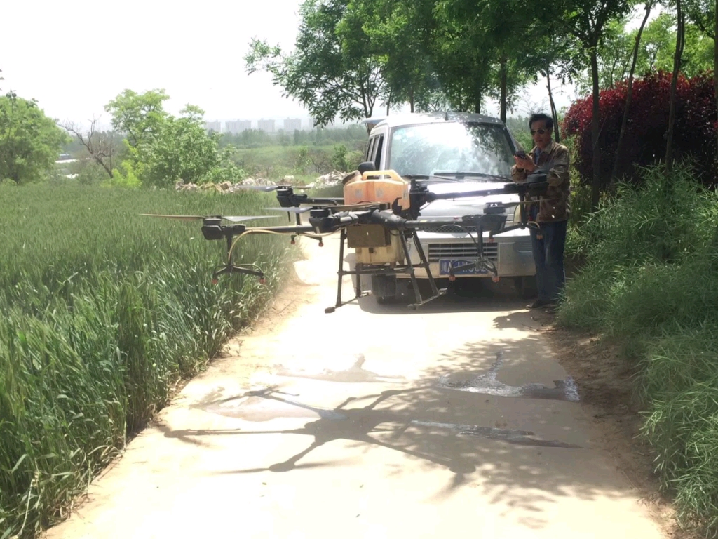 杨凌区现代农业社会化服务中心今天无人机来村进行小麦病虫害统防统治