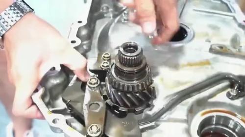 还没弄明白车辆行驶中到底能不能挂P档?来看机修大师傅实物讲解P档...