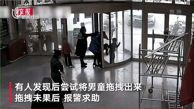 男童被卡旋转门 消防员破拆救援